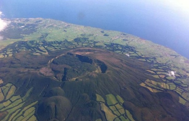 Despite a Slowdown, the Santa Bárbara Volcanic Crisis on Terceira ...